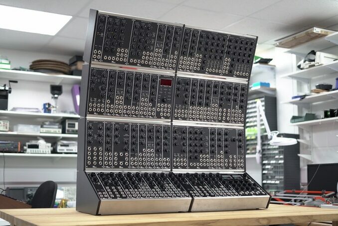 Soundtronics M²Synth, modern take on the 5U modular Synthesizer, now on Kickstarter