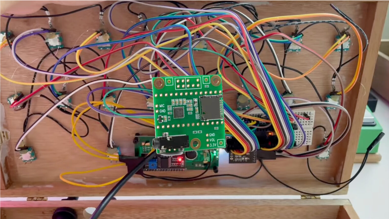 Moby Pixel MiniTeensy Synth, a DIY polyphonic Minimoog-style Synthesizer - SYNTH ANATOMY