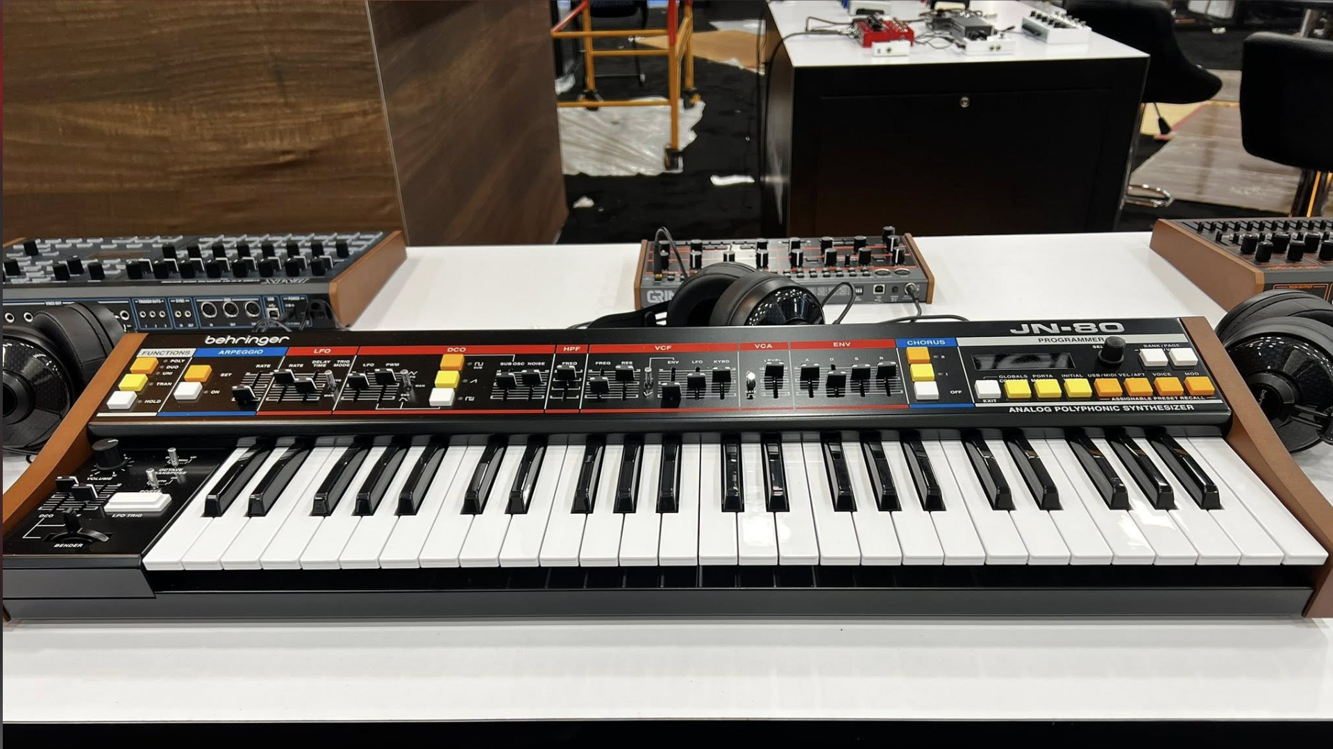 Behringer JN-80: Roland Juno-60 analog polyphonic Synthesizer clone with 8 voices - SYNTH ANATOMY